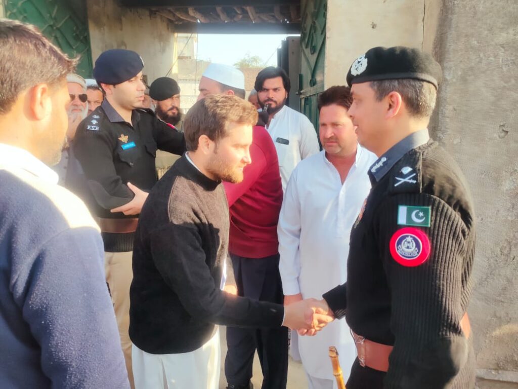 Addl. IG HQ Abbas Ahsan visits Nowshera; Pays tribute to martyred ASI ...